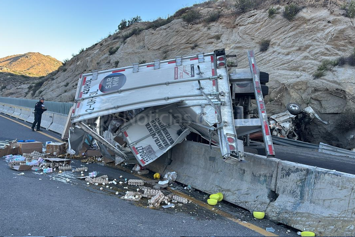 Volcadura de tractocamión provoca cierre temporal en la carretera Mexicali-Tijuana - NDT ...