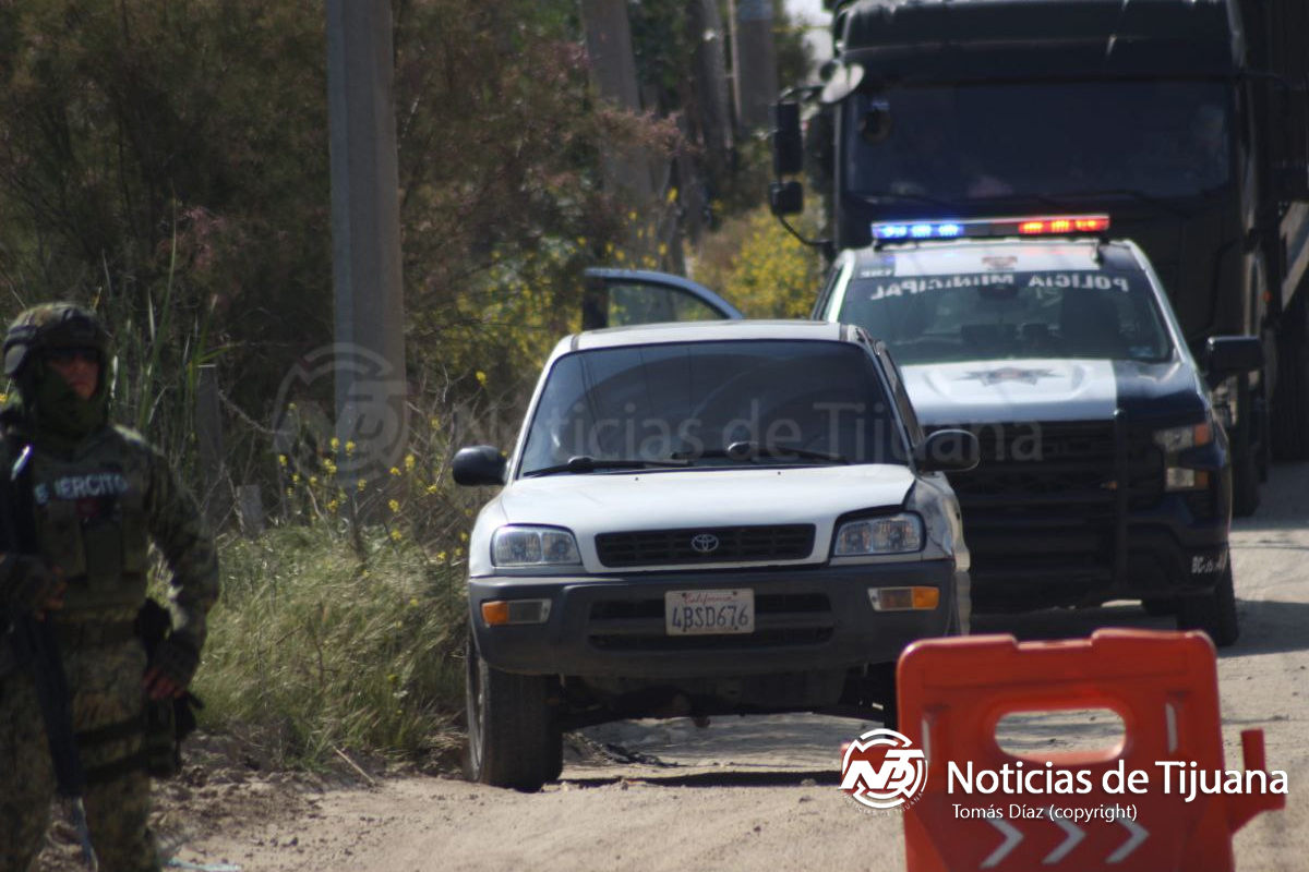 Municipales localizan vehículo con el cuerpo de una mujer en su interior - NDT Noticias de Tijuana