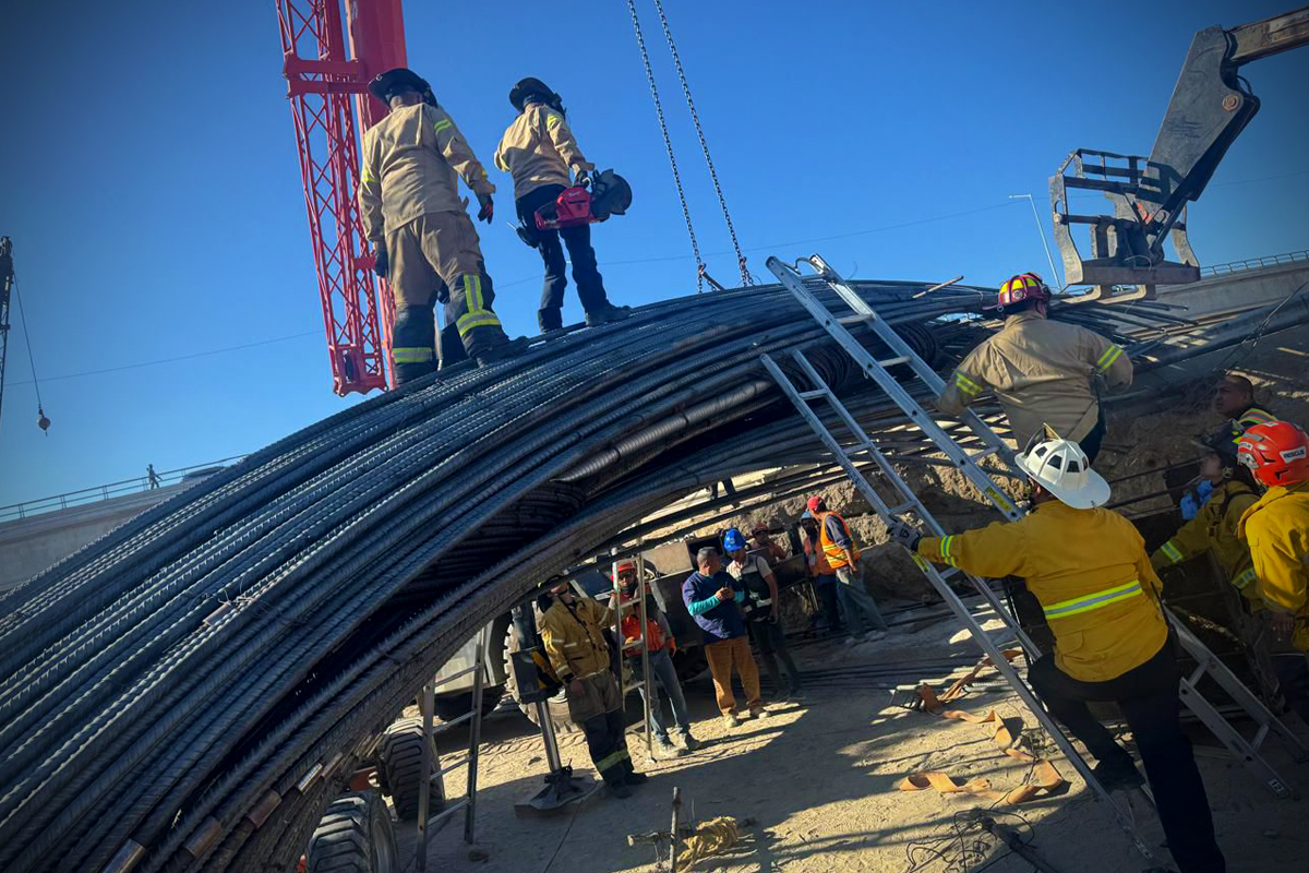 Bomberos Tijuana rescata a dos trabajadores tras colapso en estructura del viaducto elevado ...