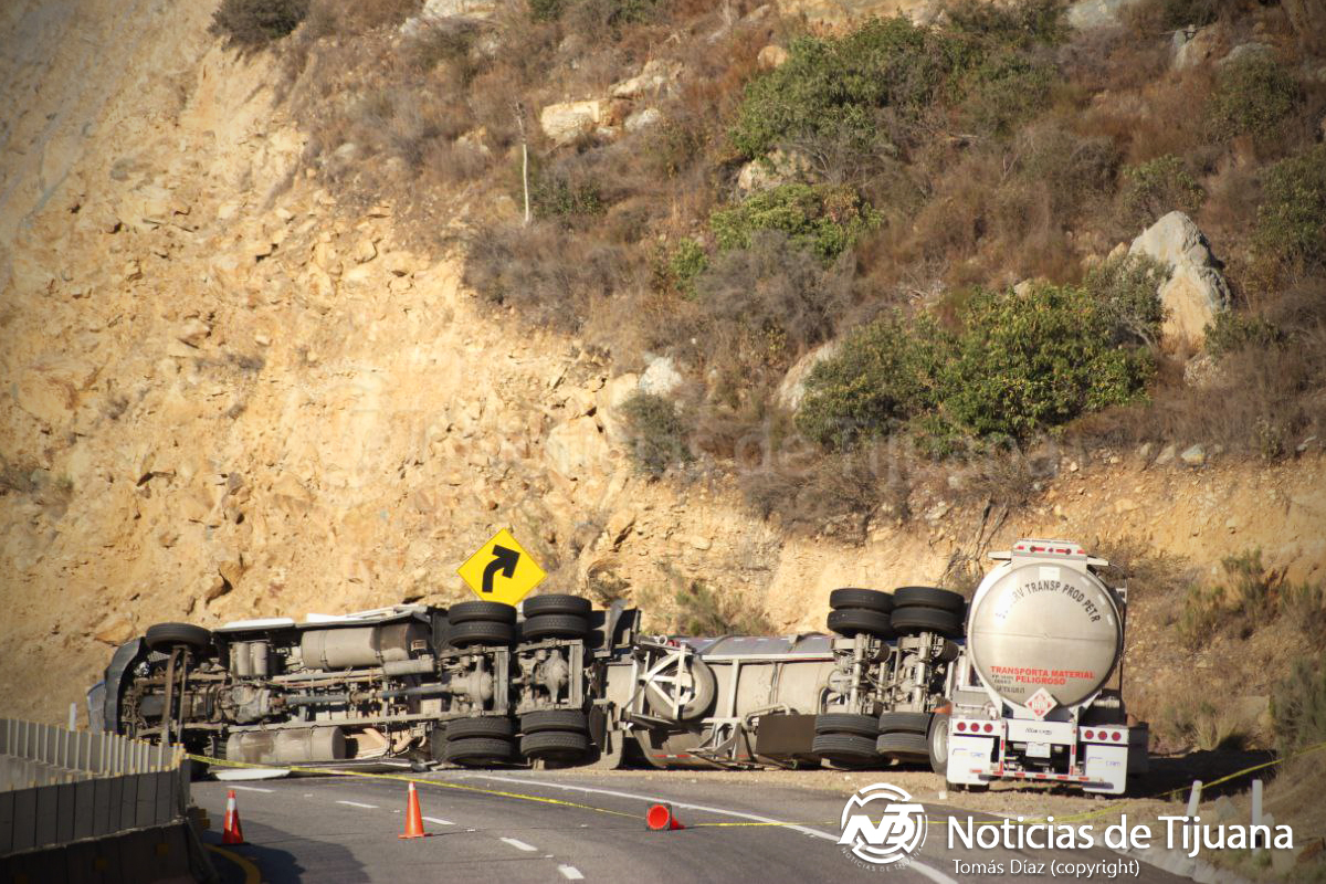 Vuelca tractocamión con pipas sobre autopista Tijuana-Mexicali - NDT Noticias de Tijuana