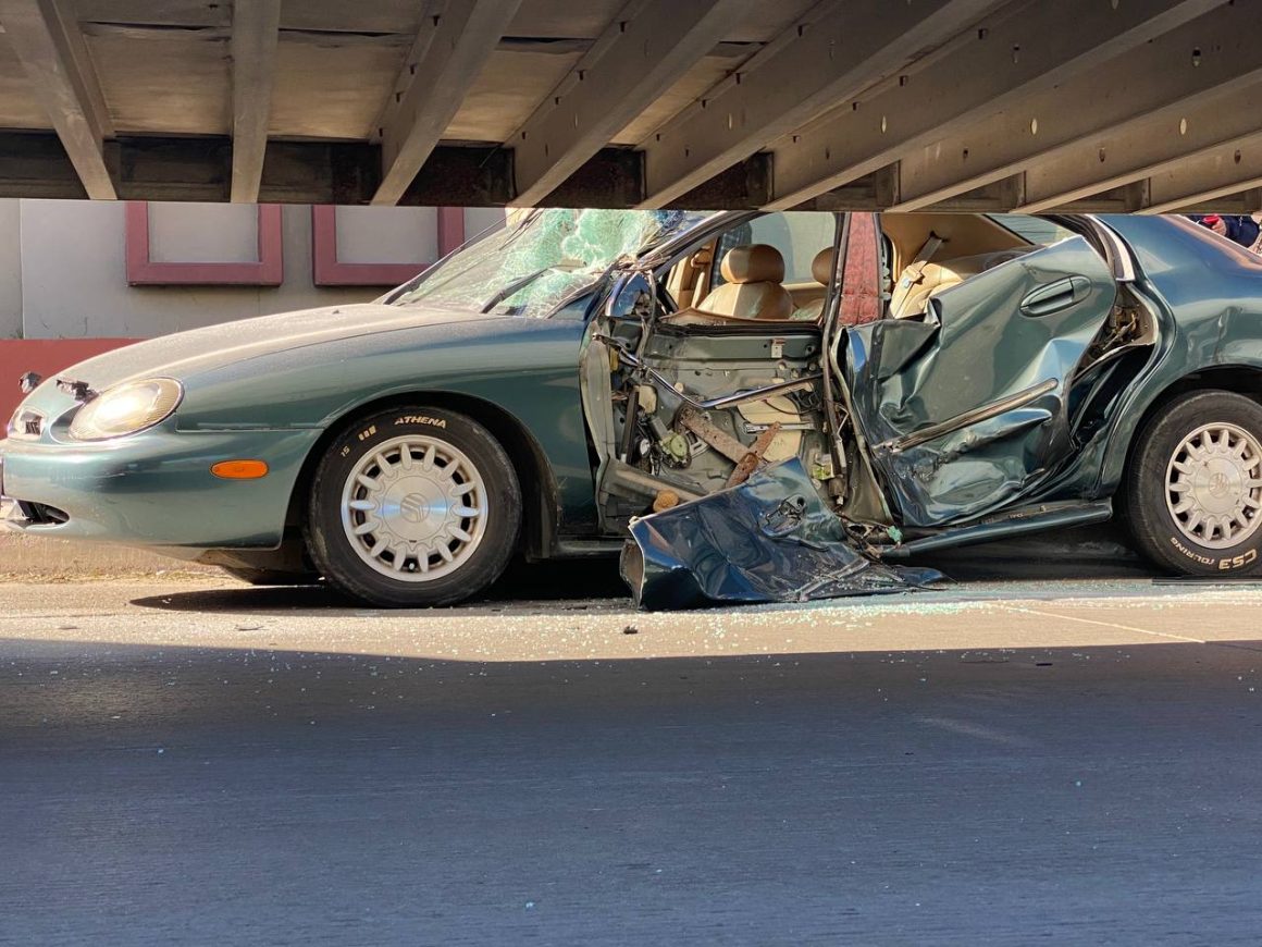 Vehículo queda incrustado bajo tráiler tras fuerte choque en la Vía ...