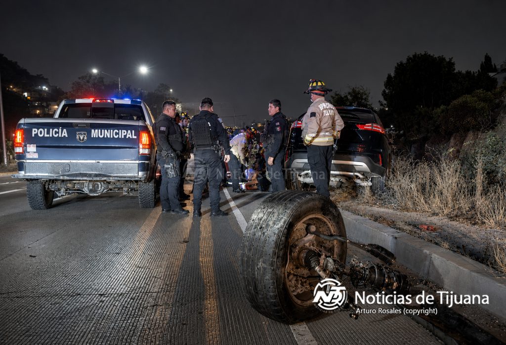 Choque en Rosas Magallón deja múltiples daños - Tijuana